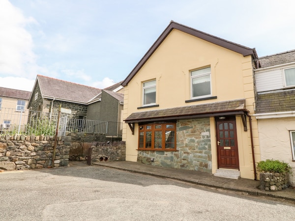 Caer Rhos, Pet Friendly, Character Holiday Cottage In Rhostryfan - Beddgelert