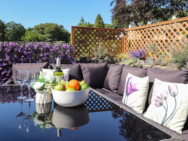 Chestnuts Cottage, Pet Friendly, With A Garden In Windermere - Bowness-on-Windermere