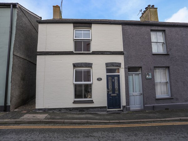 Amelie Cottage, Pet Friendly, Character Holiday Cottage In Beaumaris - Bangor