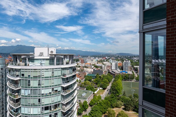 Vancouver Condo: Surreal Water/mountain/harbor Views 2beds/2ba - North Vancouver