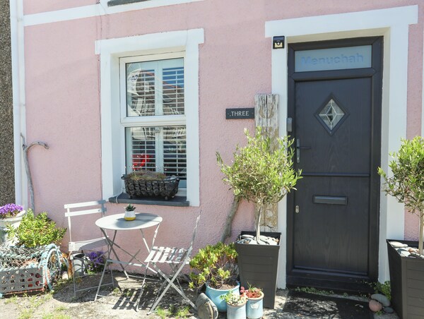 Menuchah, Character Holiday Cottage, With A Garden In Criccieth - Criccieth