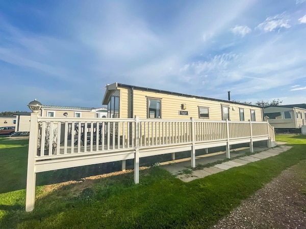 Caravan With Decking Within Walking Distance To Hunstanton Beach Ref 23054s - Old Hunstanton Beach