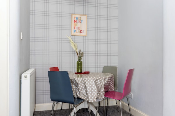 Cosy Retreat Half A Mile From Holyrood Palace & Royal Mile! - Edinburgh