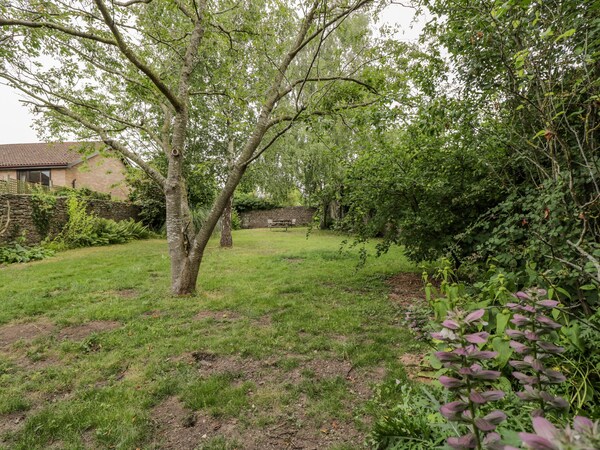 White Roses, Pet Friendly, Character Holiday Cottage In Monmouth - Ross-on-Wye