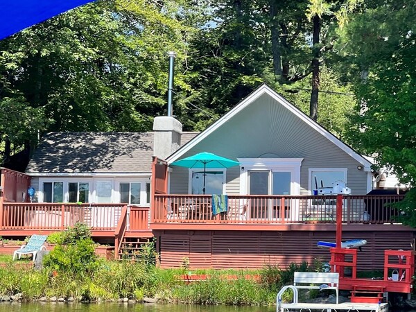 Beautiful Waterfront Cottage With A Hot Tub For Your Family Getaway! - New Hampshire (State)