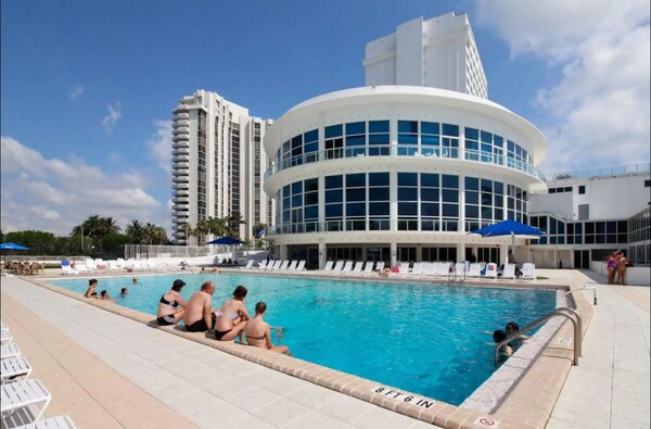 Miami Beach Front Condo 1 Bed Room 1 Bathroom Free Wifi And Free Parking - Miami Beach, FL