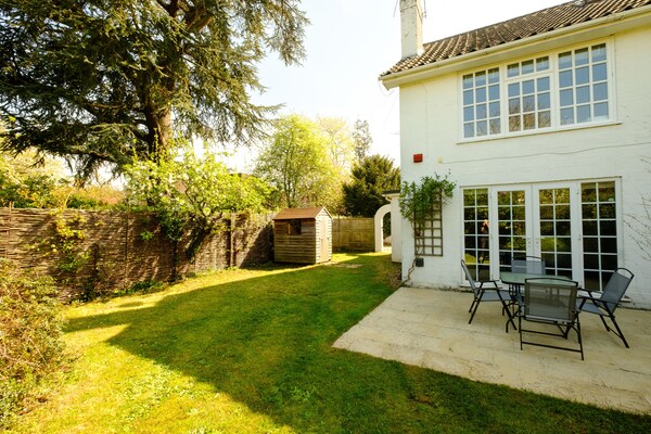 Lovely 2-bedroom Apartment, Free Parking & Garden - Slough
