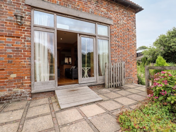 Dovecote, Pet Friendly, With Hot Tub In St Margaret's At Cliffe - 多佛爾