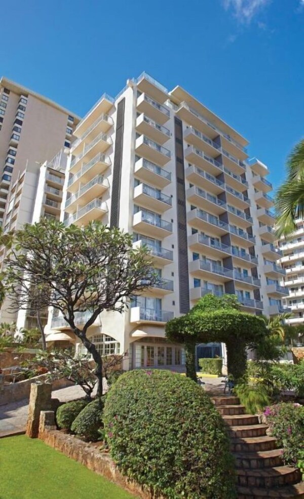 Your Relaxing Getaway Awaits! Onsite Pool, Near Kapiolani Park & Diamond Head - Honolulu, HI