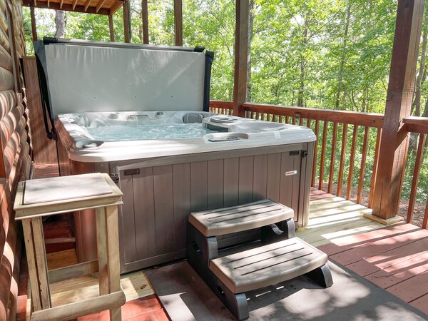Luxury Log Cabin + Hot Tub + Mins To Downtown Dahlonega - Dahlonega, GA