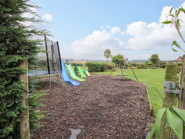 10 Old Orchard, Pet Friendly, With A Garden In Much Wenlock - Worcestershire