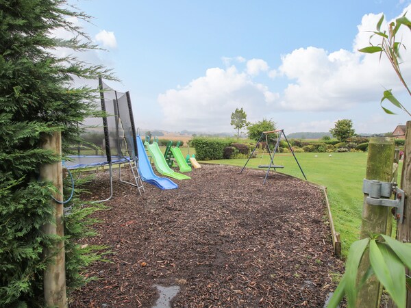 10 Old Orchard, Pet Friendly, With A Garden In Much Wenlock - North Wales
