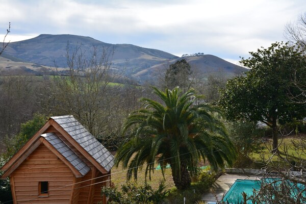 Cabane Située Entre Mer Et Montagne. - Pays basque français