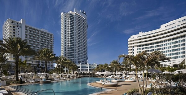 Superior Amenities! 4 Convenient Units, Outdoor Swimming Pools, Beach Access! - Miami Beach, FL