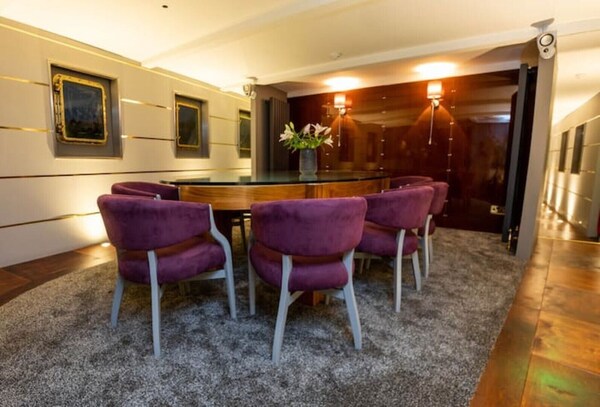 Stunning 130ft Classic Yacht, A Stones Throw Fro Media City & Old Trafford - Altrincham