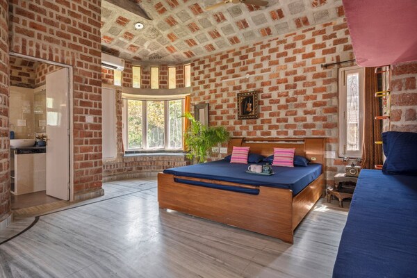 The Orchard Farm, Manesar- Luxury Pet- Friendly Farm With Private Pool & Jacuzzi - Manesar