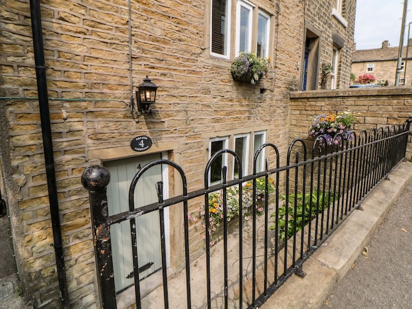 The Old Cobblers, Pet Friendly, Character Holiday Cottage In Hayfield - Edale