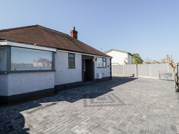 Seaside Retreat, Pet Friendly, Character Holiday Cottage In Prestatyn - Prestatyn