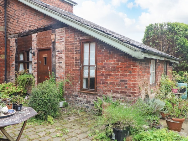 The Toolshed, Romantic, Character Holiday Cottage In Birchwood - ランカシャー