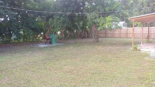 Charming Jazzy Escapes 2-bedroom House With Wifi, Ac Near Hard Rock Stadium - Miami Gardens, FL