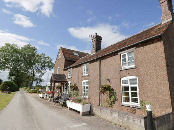 Far Coley Farm And Kilnhurst Log Cabin, Pet Friendly In Great Haywood - Derbyshire