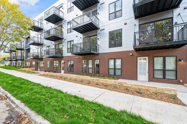 Kasa | Spacious 2bd With Balcony And Gym Access | Minneapolis - 普利茅斯