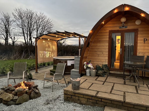 Dog-friendly Cozy Winter Glamping Pod With Hot Tub - Caernarfon