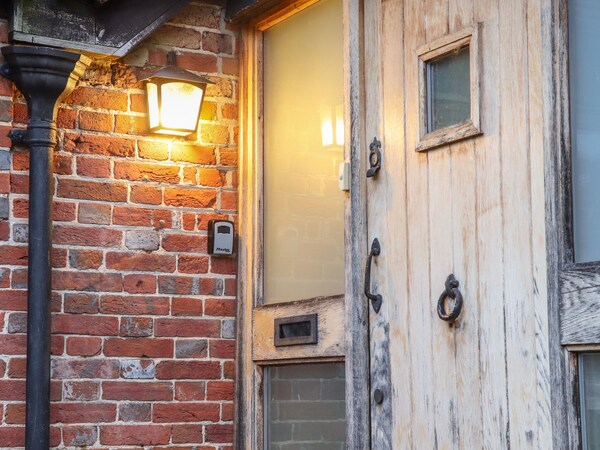 Little Batts, Pet Friendly, Character Holiday Cottage In Markbeech - West Sussex
