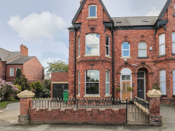 Wellington House, Pet Friendly, With Hot Tub In Bridlington - Bridlington