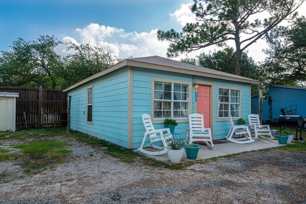 A Salty Texan - Sun Harbor Cottage 10 | Pool, Pier - Rockport, TX