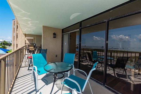 Sea Happiness | Balcony, Pool, Fishing Pier - Bayside, TX