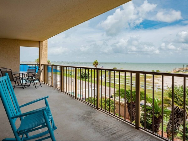 Large Balcony That Overlooks The Bay, Pool, And Fishing Pier! - Rockport, TX