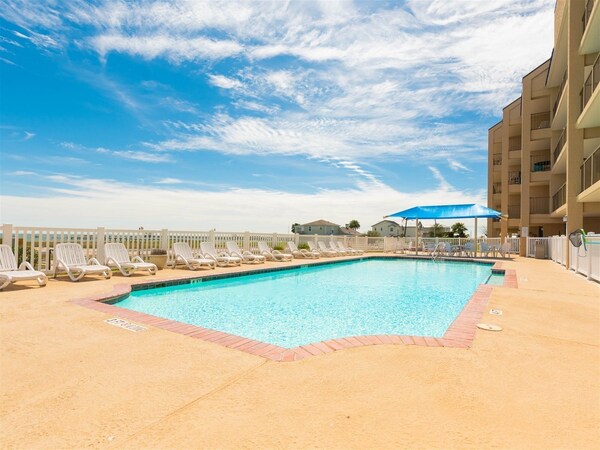 Cap'm Ken's | Pet Friendly + Pool Access! - Bayside, TX