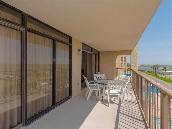 Peaceful Pelican | Fishing Pier, Pool + Hot Tub! - Bayside, TX