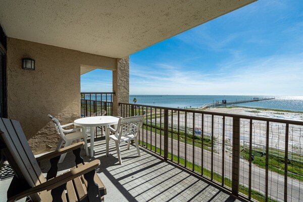 Bayview Retreat | Bay Views, Pool + Hot Tub Access - Rockport, TX