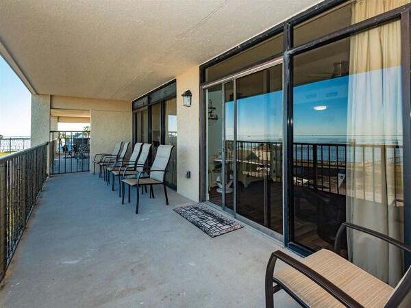 Water's Edge | Balcony + 1000 Ft Fishing Pier! - Rockport, TX