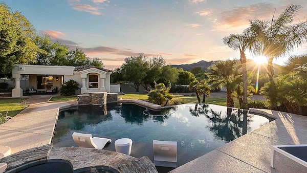 Manor Retreat- Sprawling Property W/ Pickleball, Guest House, And Gorgeous Pool! - Scottsdale, AZ