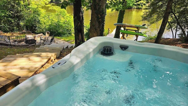Lakeside Cabin - Hot Tub, Firepit, Kayak, Arcade - Chesapeake Bay