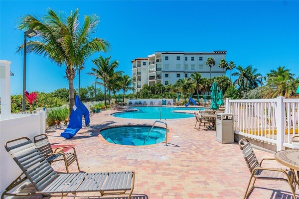 2/2 On Beach, Sleeps 6, Beach View, 507n Sunset - Treasure Island, FL
