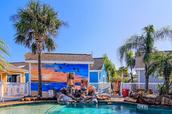 Moore Fun House | Pet Friendly, Shared Pool! - Port Aransas, TX
