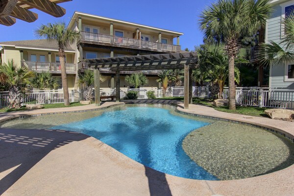 Inviting Home, Shared Pool, Pet Friendly! - Port Aransas, TX