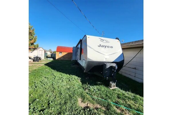Nice Newer Camper Fully Hooked Up Nice Views - Wyoming