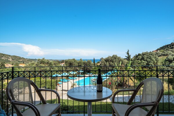 Apartment "Anemona 2" With Sea View, Shared Pool & Wi-fi - Kateleios