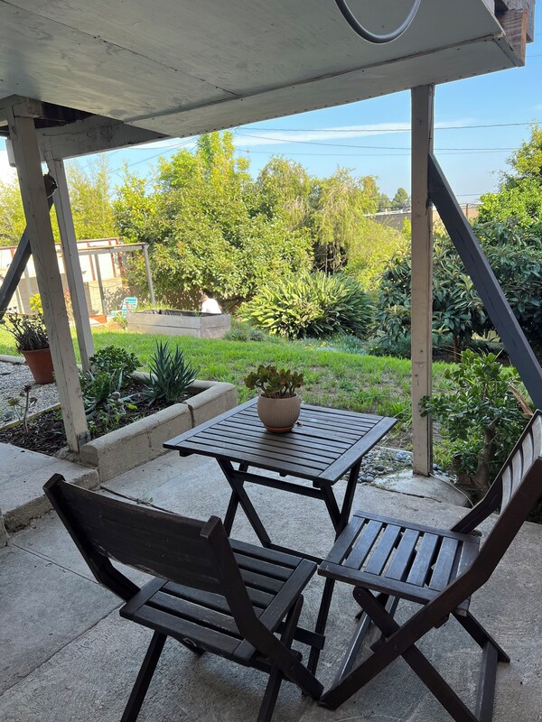 Private Apartment With A Green Backyard - Santa Monica, CA