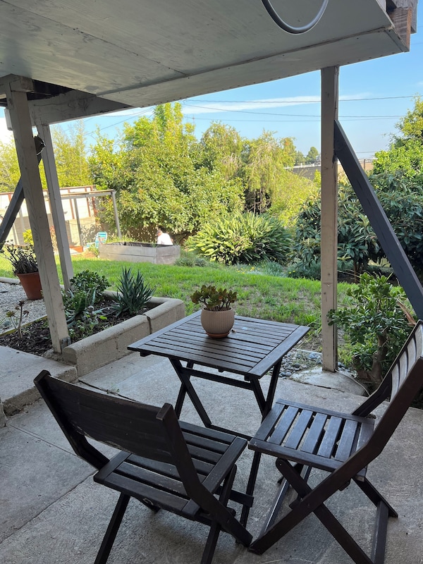 Private Apartment With A Green Backyard - Santa Monica, CA