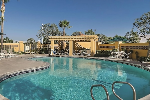 2 Double Beds At La Quinta Inn & Suites By Wyndham Ontario Airport - Fontana, CA