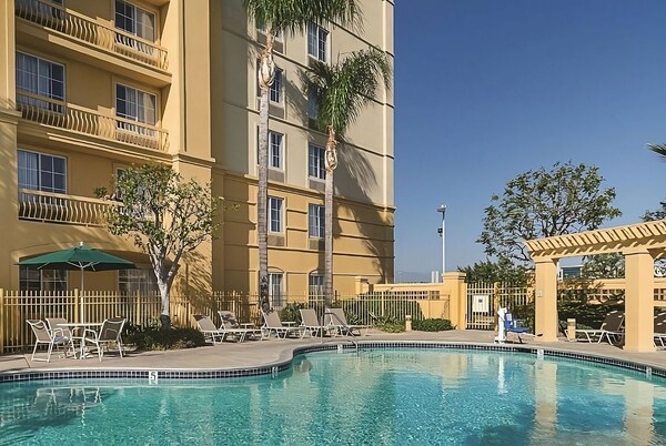 King Bed Executive Room At La Quinta Inn & Suites By Wyndham Ontario Airport - Fontana, CA