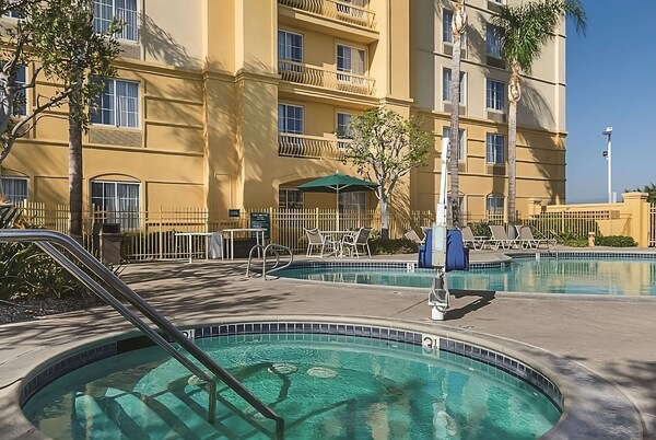 2 X 2 Double Beds At La Quinta Inn & Suites By Wyndham Ontario Airport - Fontana, CA