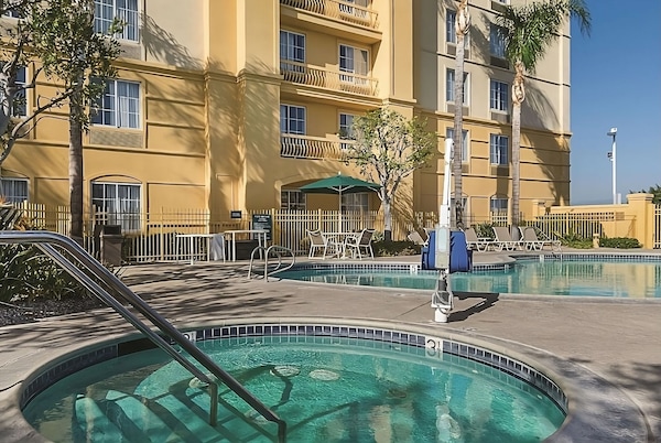 2 X 2 Double Beds At La Quinta Inn & Suites By Wyndham Ontario Airport - Fontana, CA