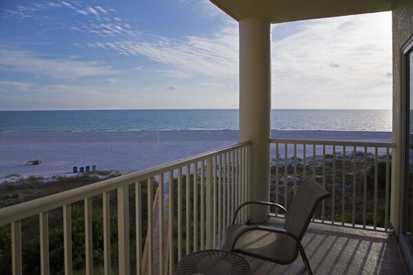 Just What You Were Looking For! Kitchen, Onsite Pool, Free Parking - Treasure Island, FL